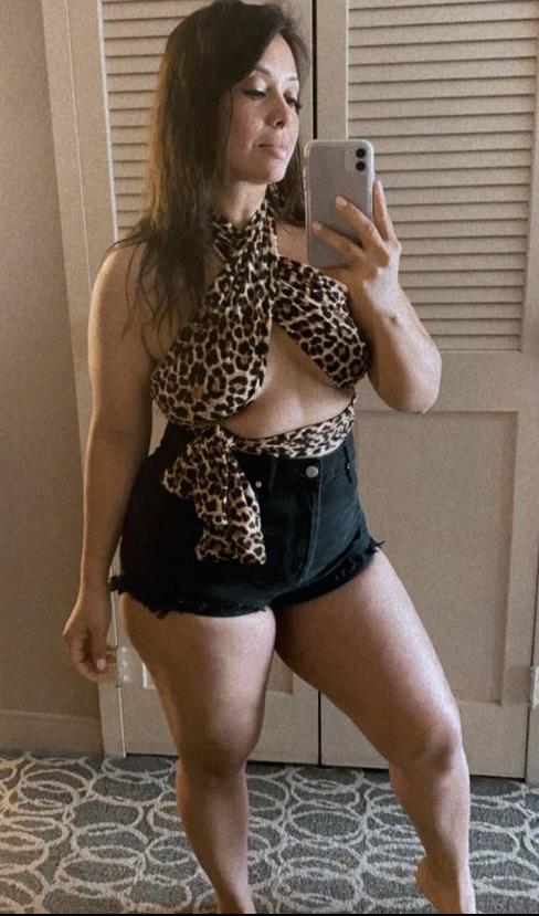 Fuckin milf 😫😫 | Scrolller