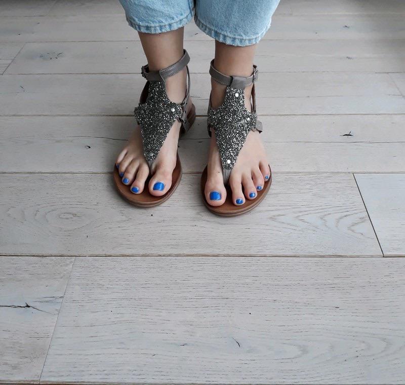 Fully bling thong sandals | Scrolller