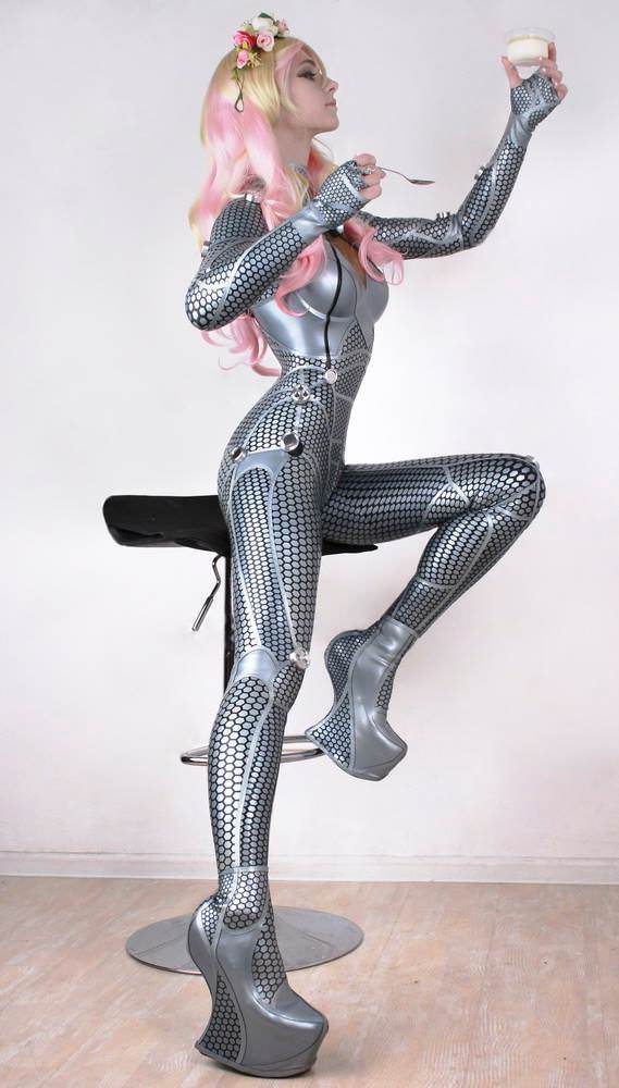 Futuristic cyber-suit | Scrolller