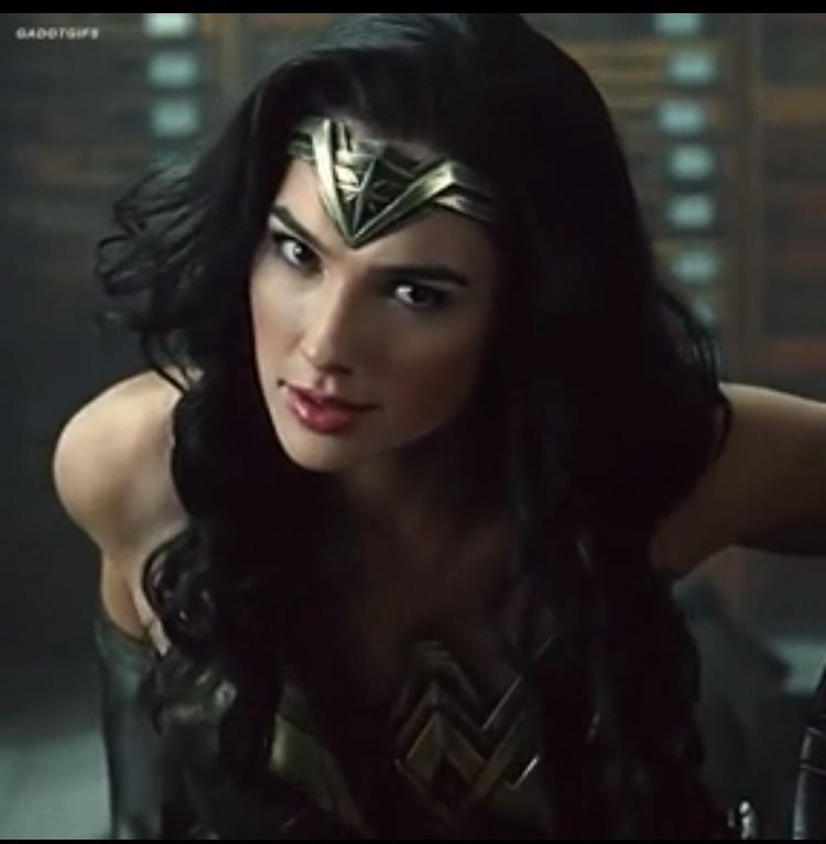 Gal Gadot Scrolller