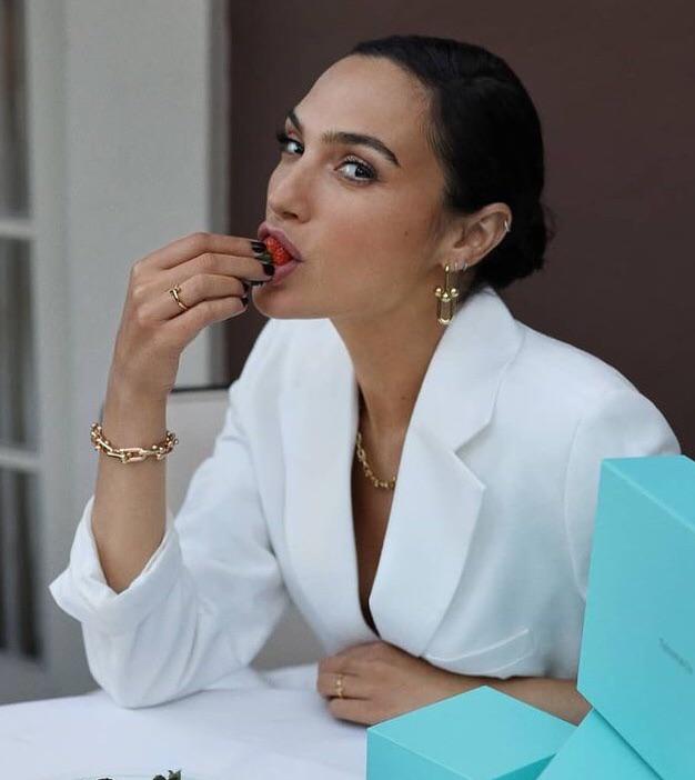 Gal Gadot sucking a strawberry | Scrolller