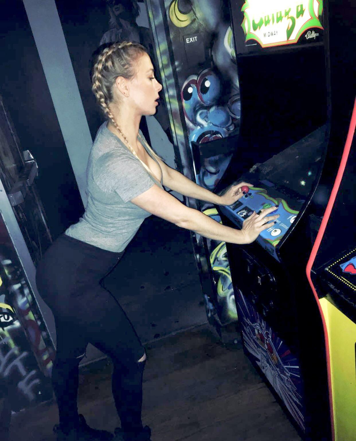Gamer Girl Scrolller