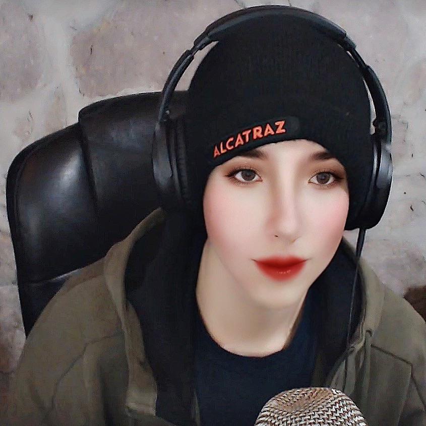 Gamer girl alert | Scrolller