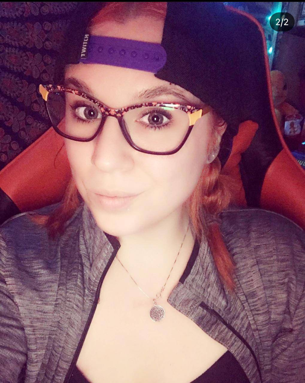 Gamer Girl At 🧡 Scrolller