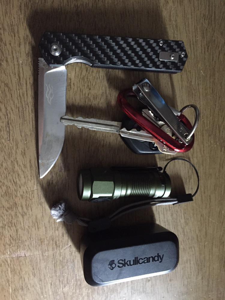 Ganzo FH11 , keys , thrunite bssw1 , skullcandy spoke. | Scrolller