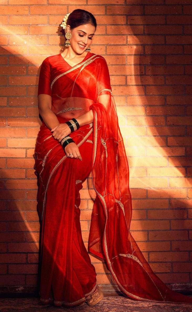 Genelia Deshmukh navel in transparent red saree | Scrolller