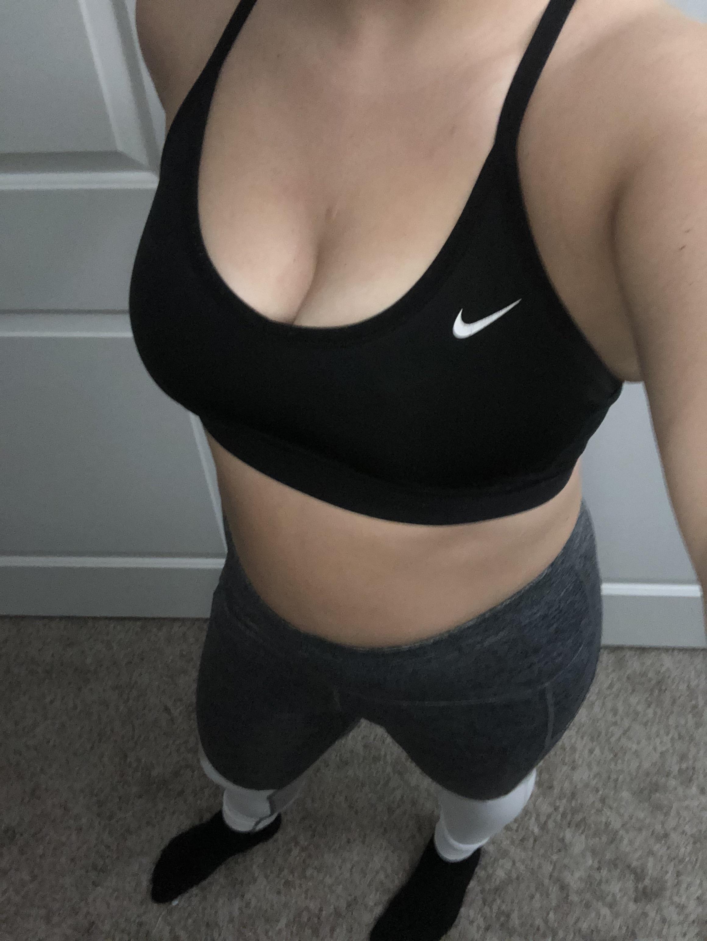 Sports bra | Scrolller