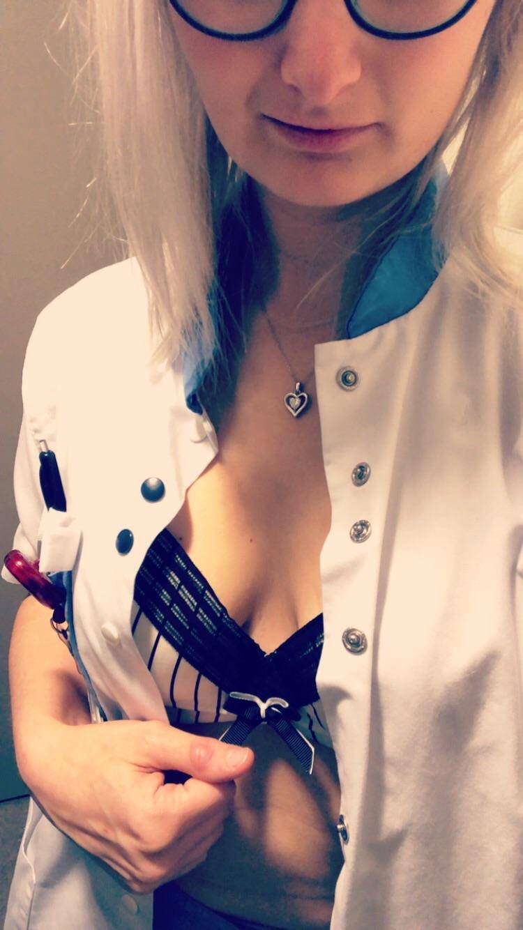 Getting ready for my shift 🖤(F) | Scrolller