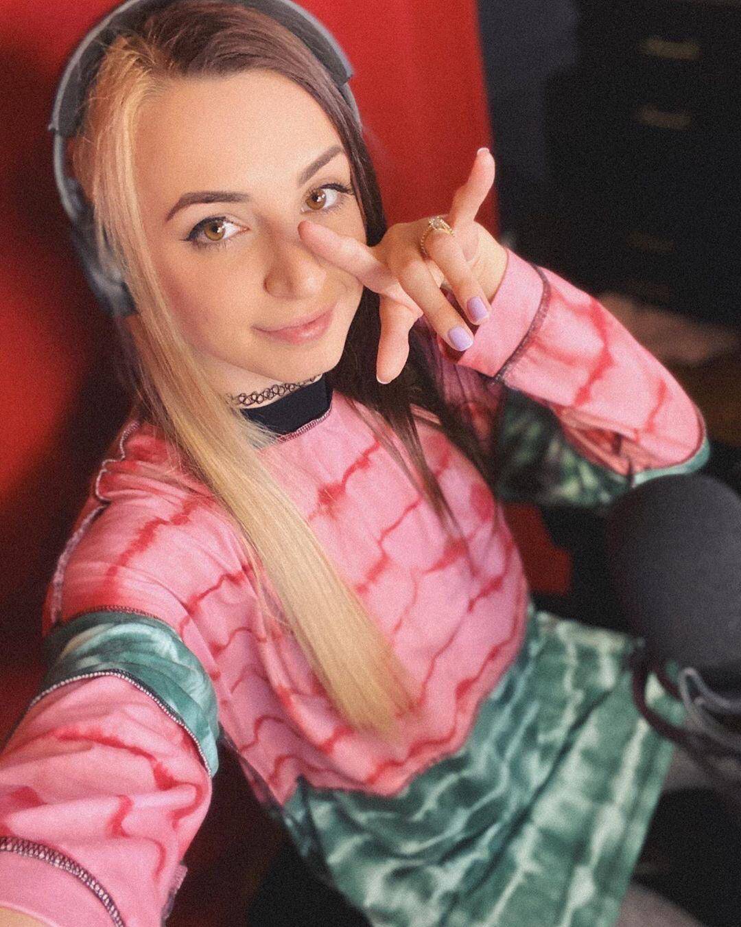 Gibi’s devil horns | Scrolller