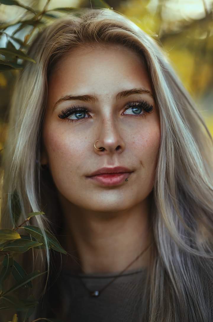 Girl in the fall [nikon d7000 + Sigma art 85mm] | Scrolller