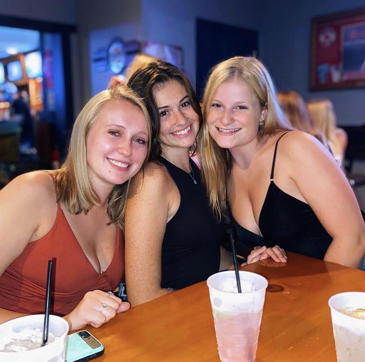 Girls you meet at the bar | Scrolller