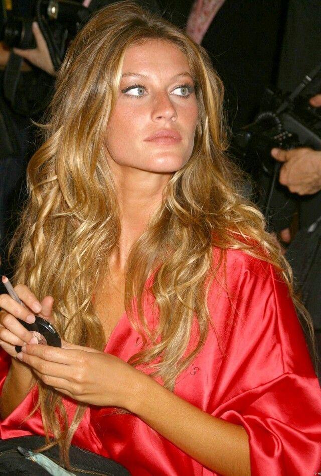 Gisele Bundchen | Scrolller