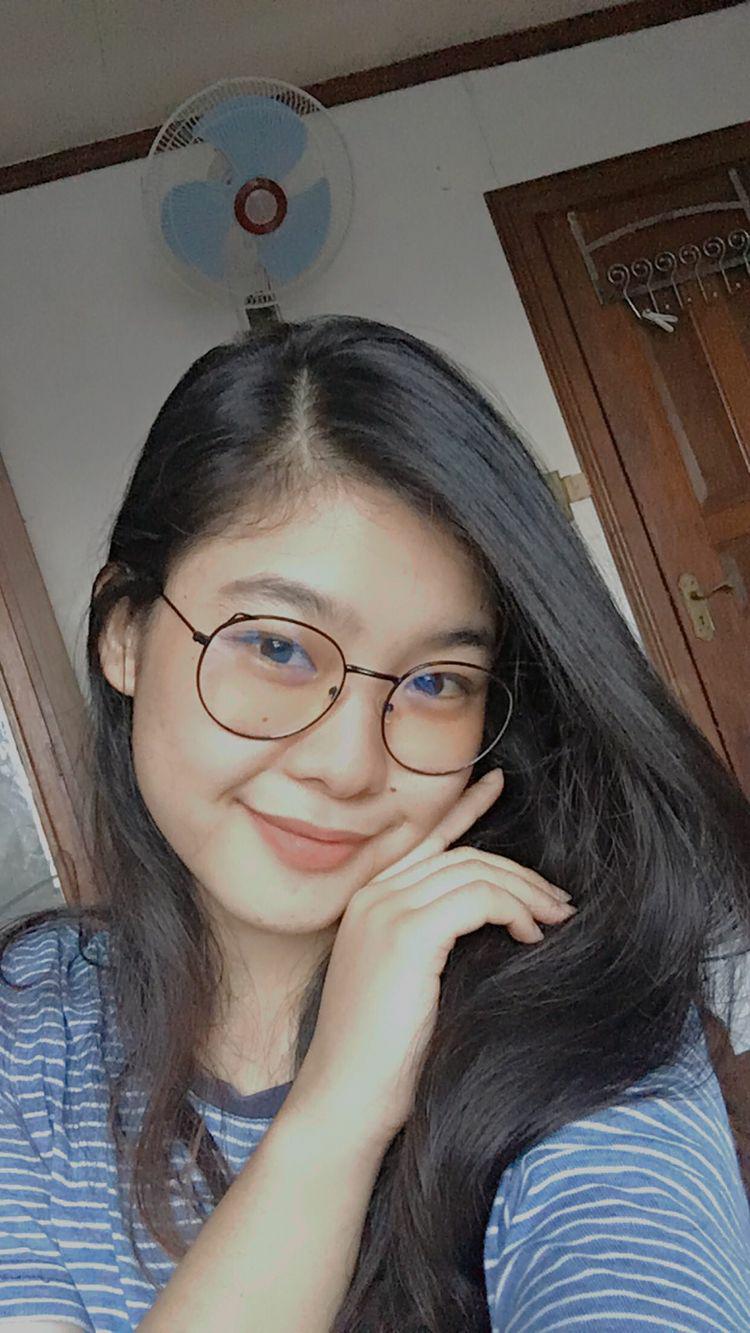 Glasses cutie | Scrolller