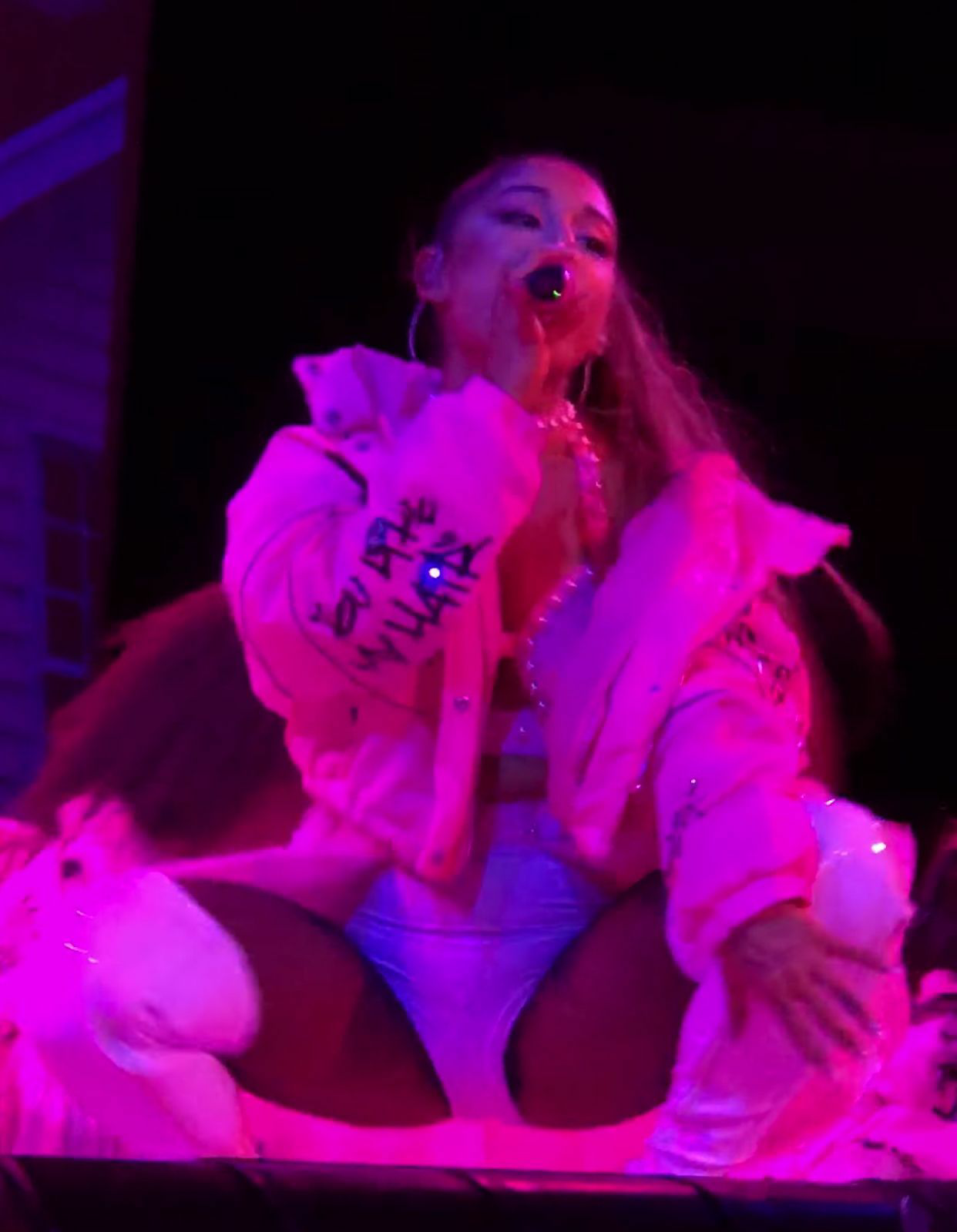 Goddess Ariana always gets me super bi | Scrolller