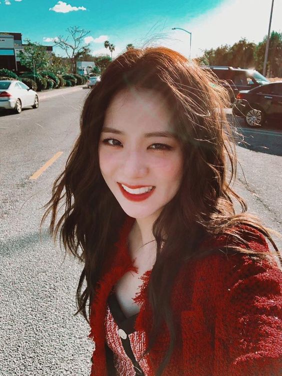 Goddess Jisoo | Scrolller