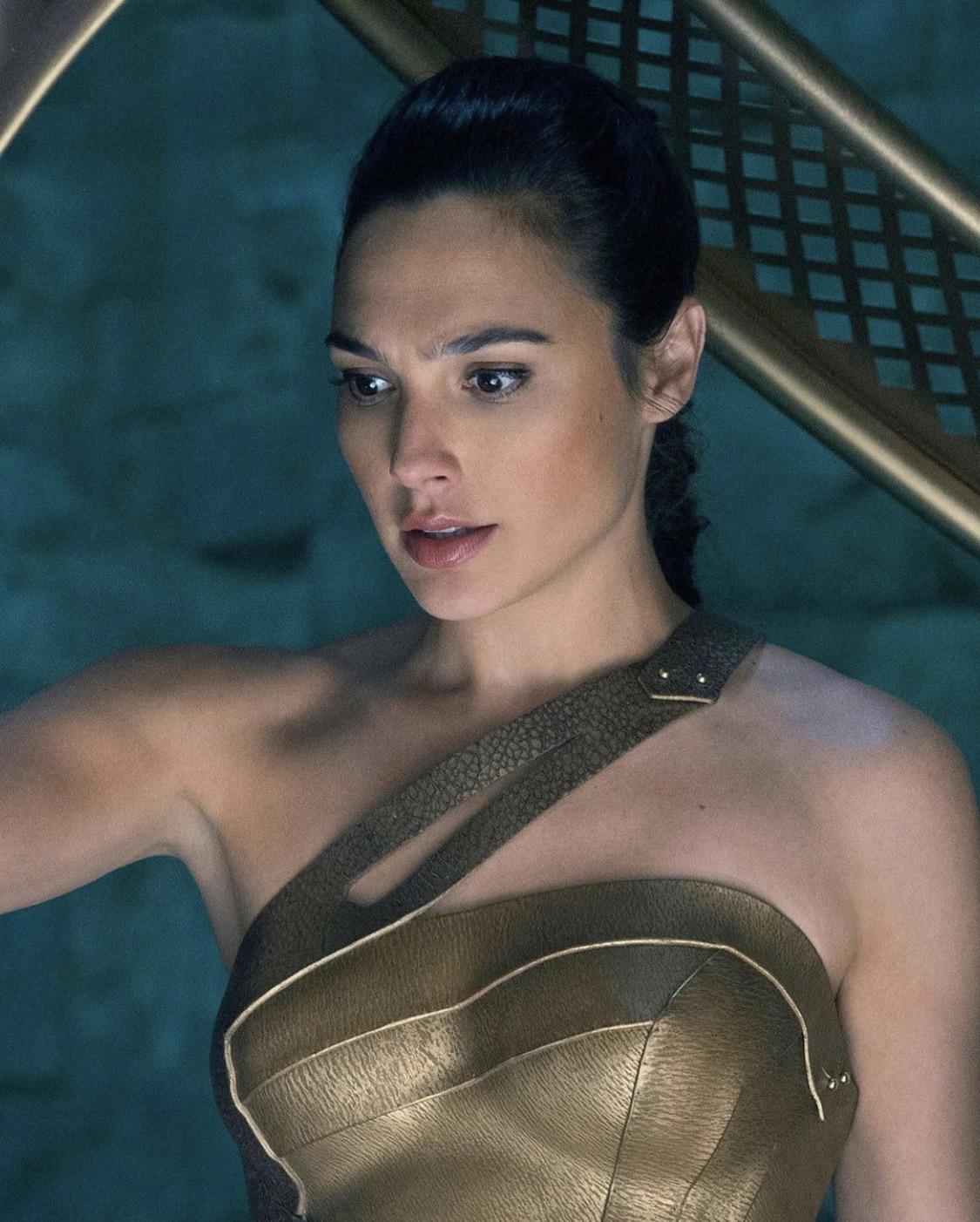 Goddess kneel before her and let her take you | Scrolller