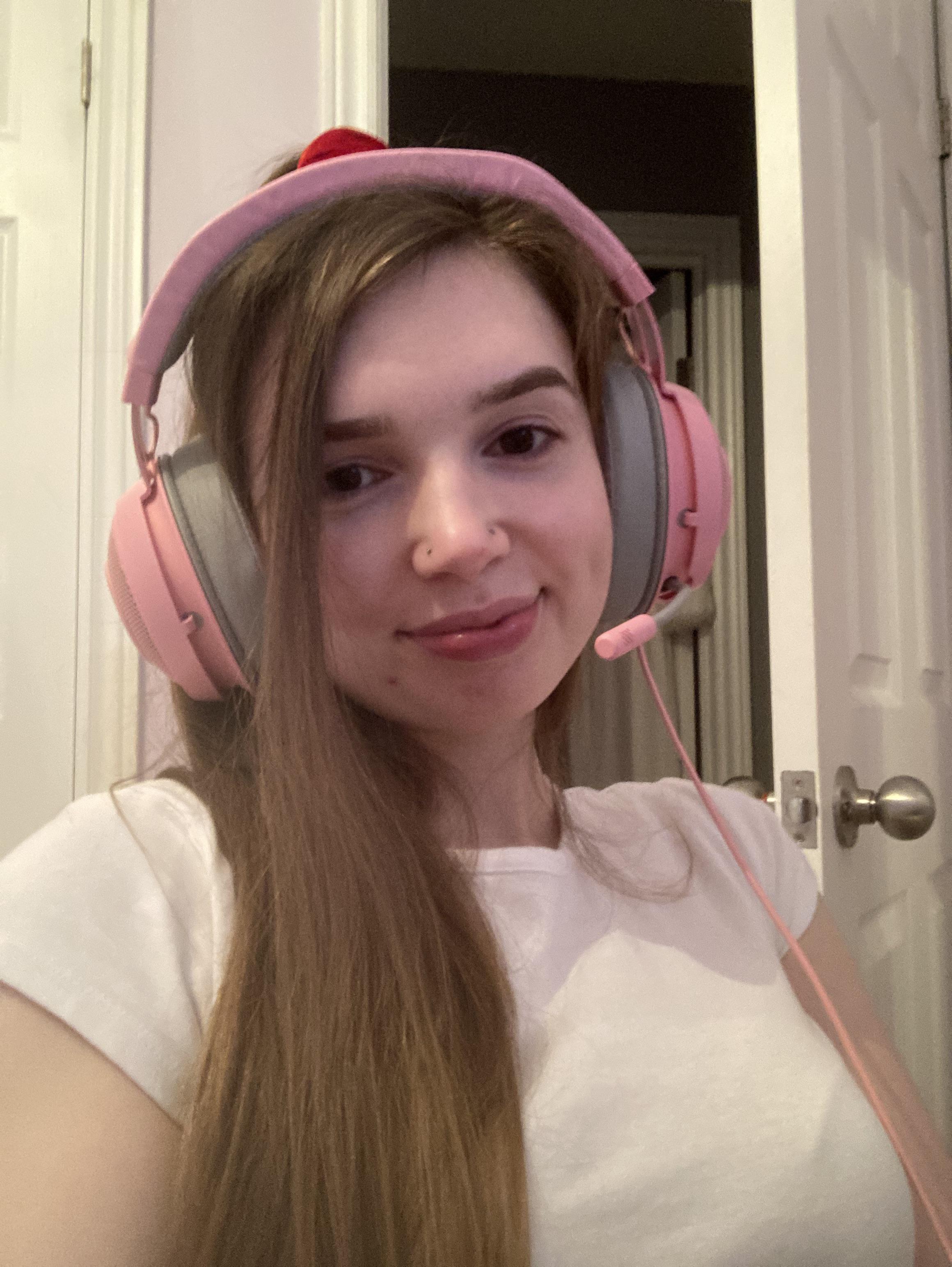 Going live with genshin! Come say hi! twitch.tv/TheQueenLiz_ | Scrolller