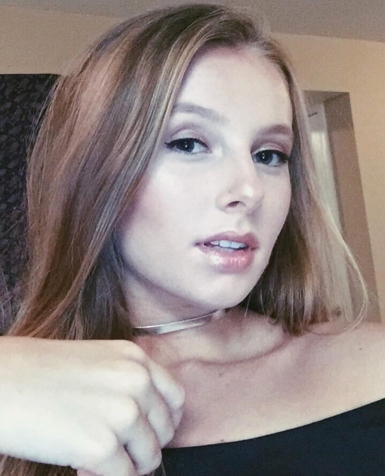 Gold choker | Scrolller