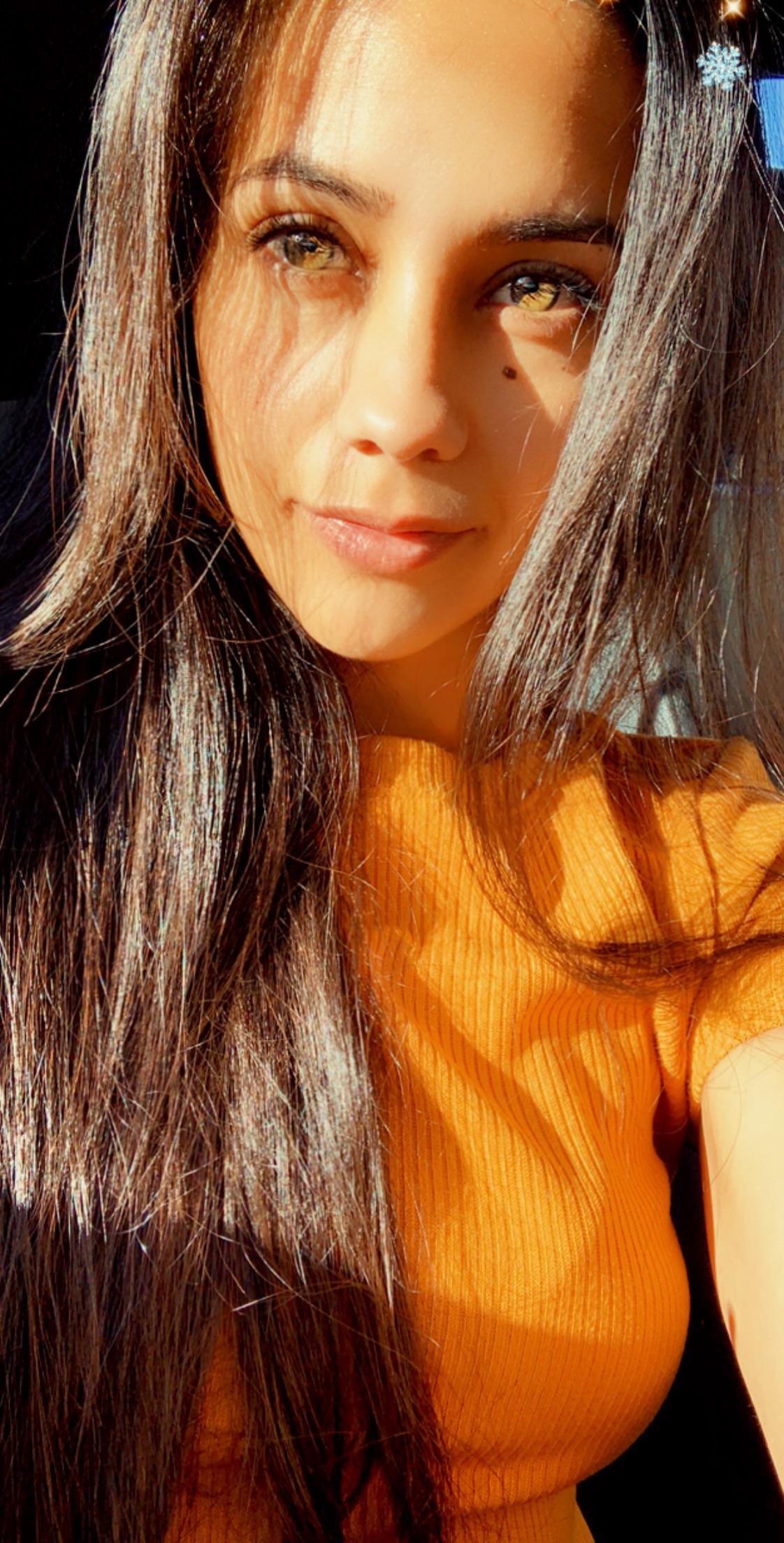 Golden goddess 🤩 selfie queen. | Scrolller