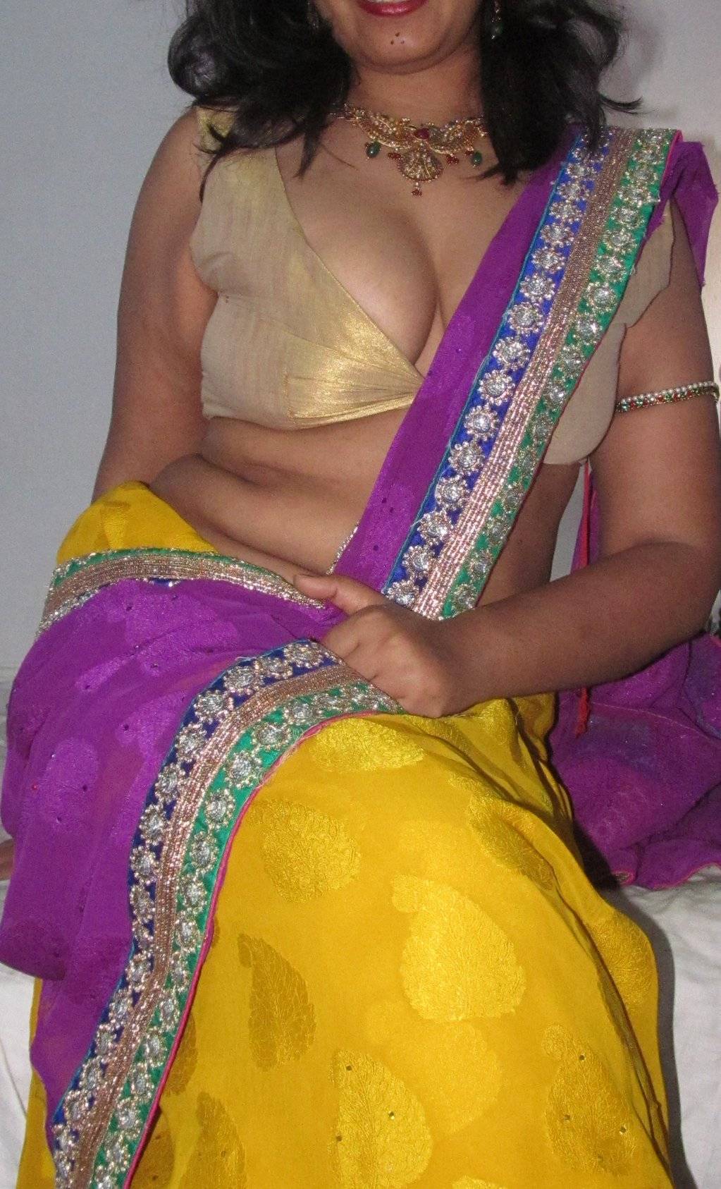 Hot desi bhabhi | Scrolller