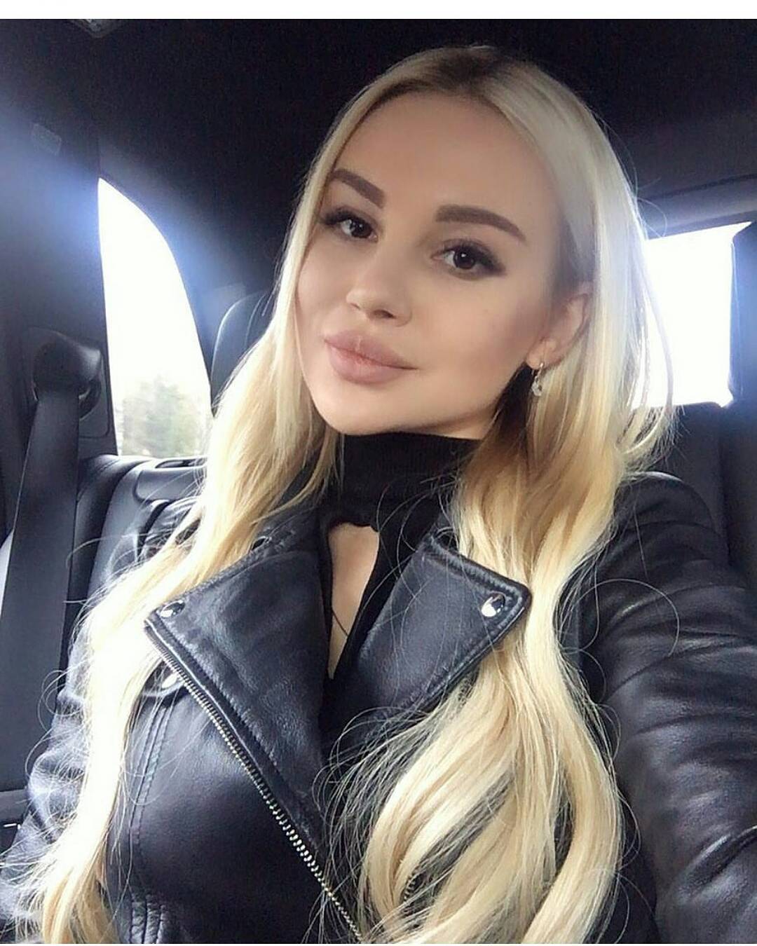 Gorgeous blonde | Scrolller