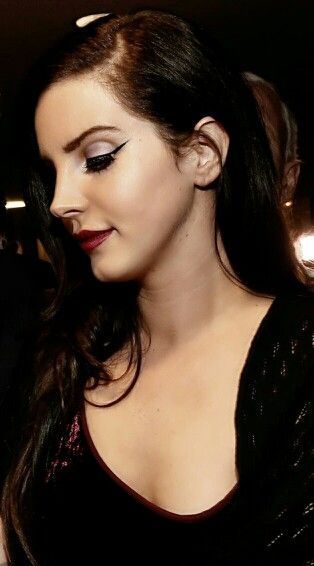 Gorgeous with perfect eyeliner | Scrolller