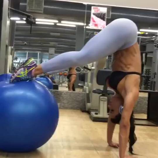 Gracyanne Barbosa doing a core workout | Scrolller