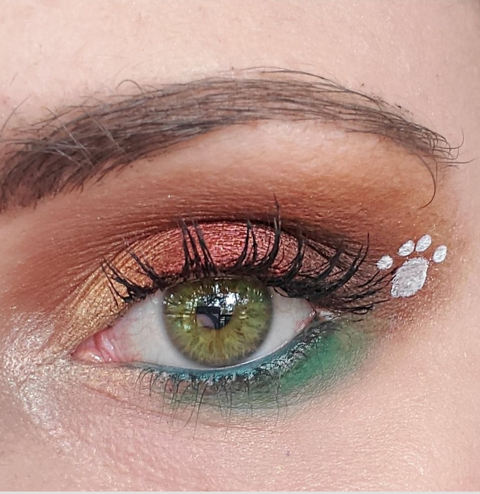 Green eyes with some fun makeup! | Scrolller