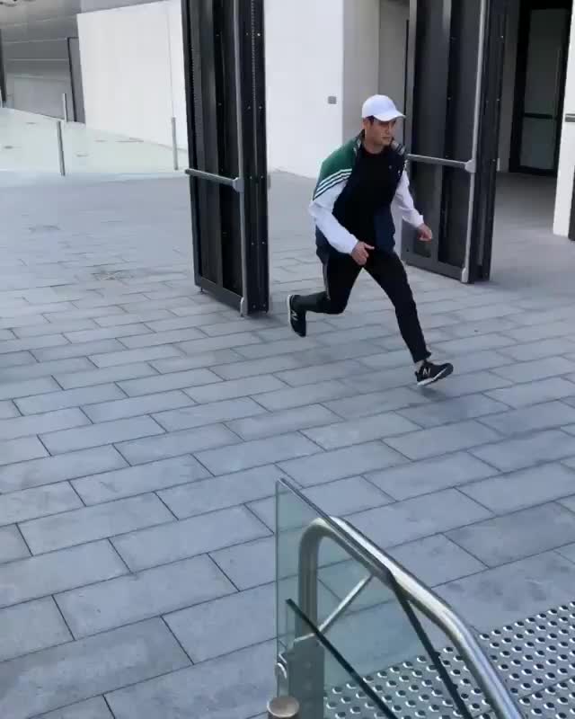 Efficient use of a railing | Scrolller