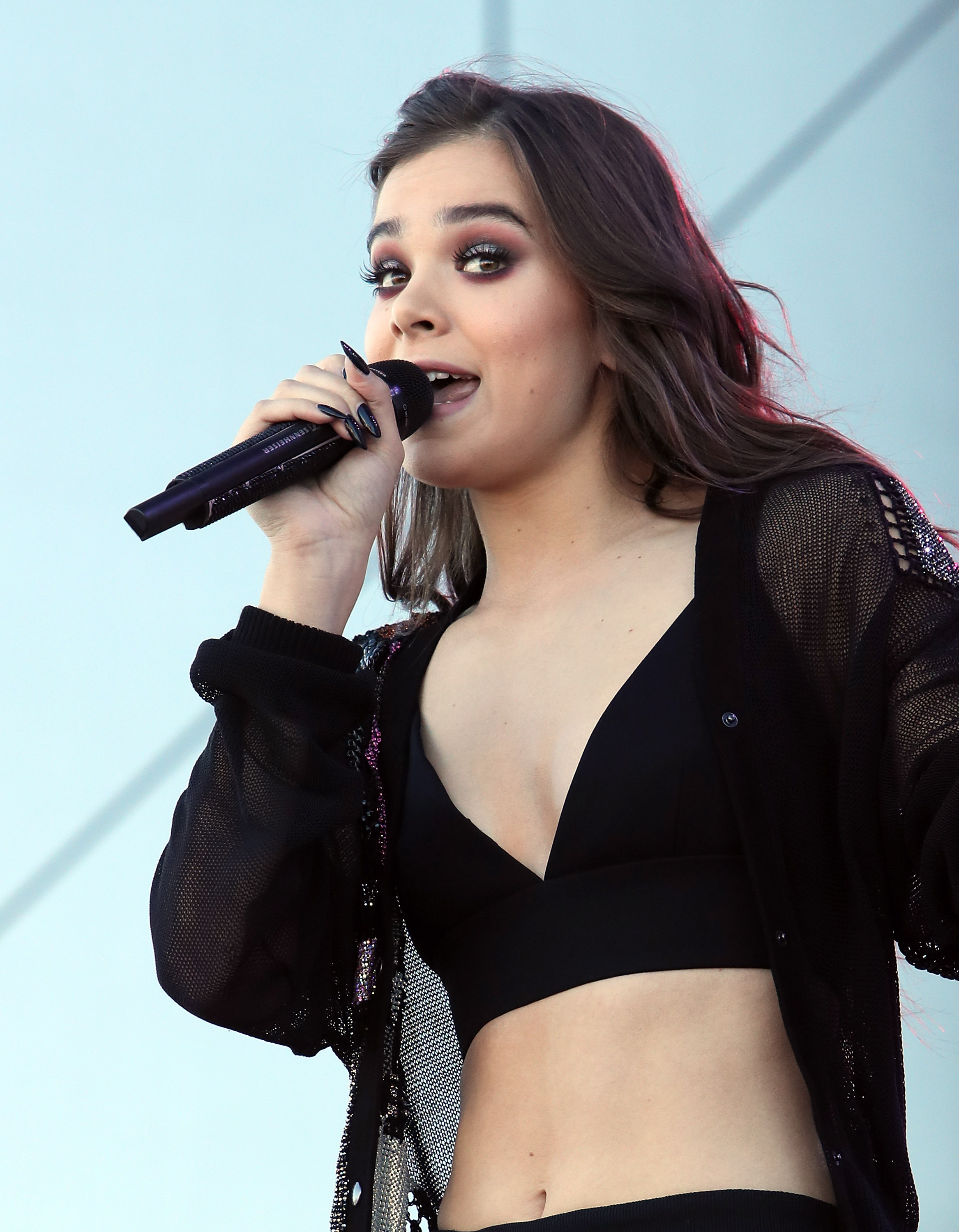 Hailee Steinfeld | Scrolller