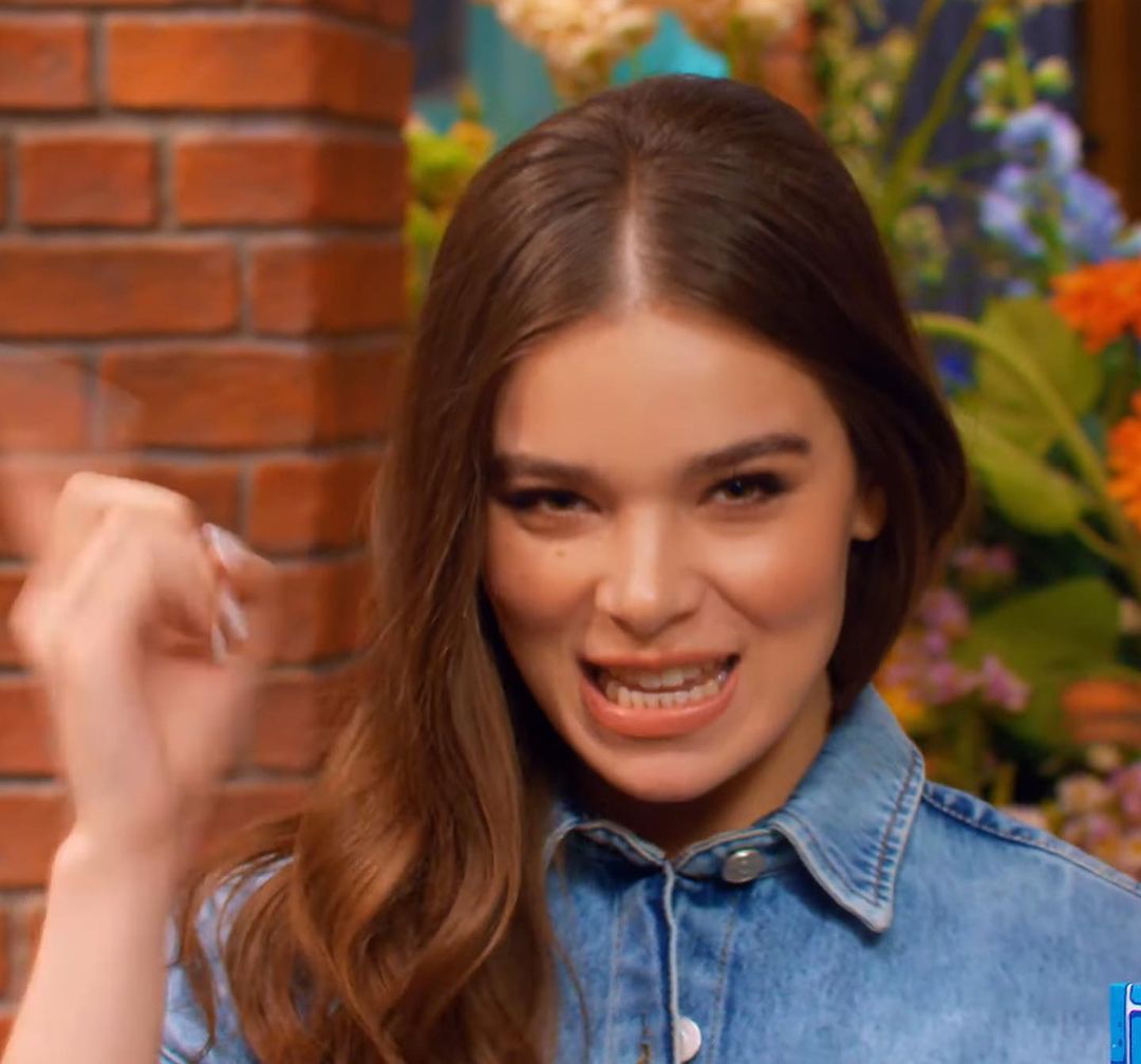 Hailee Steinfeld giving you a great handjob | Scrolller