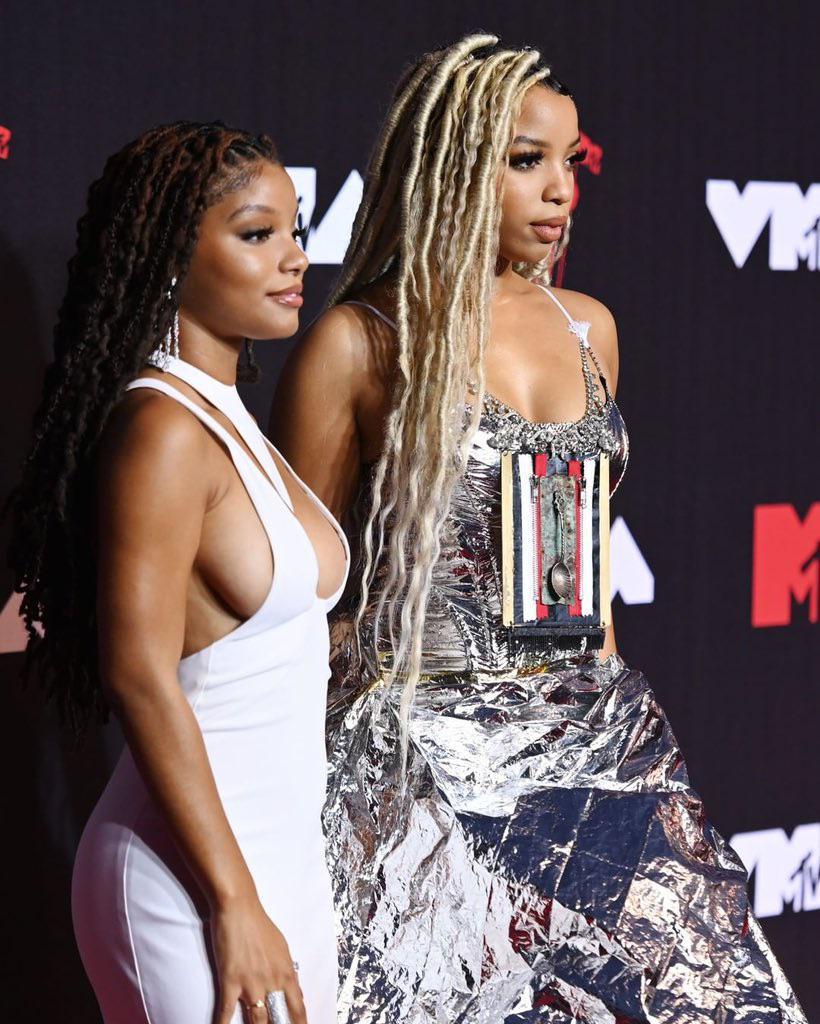 Halle’s side boob | Scrolller