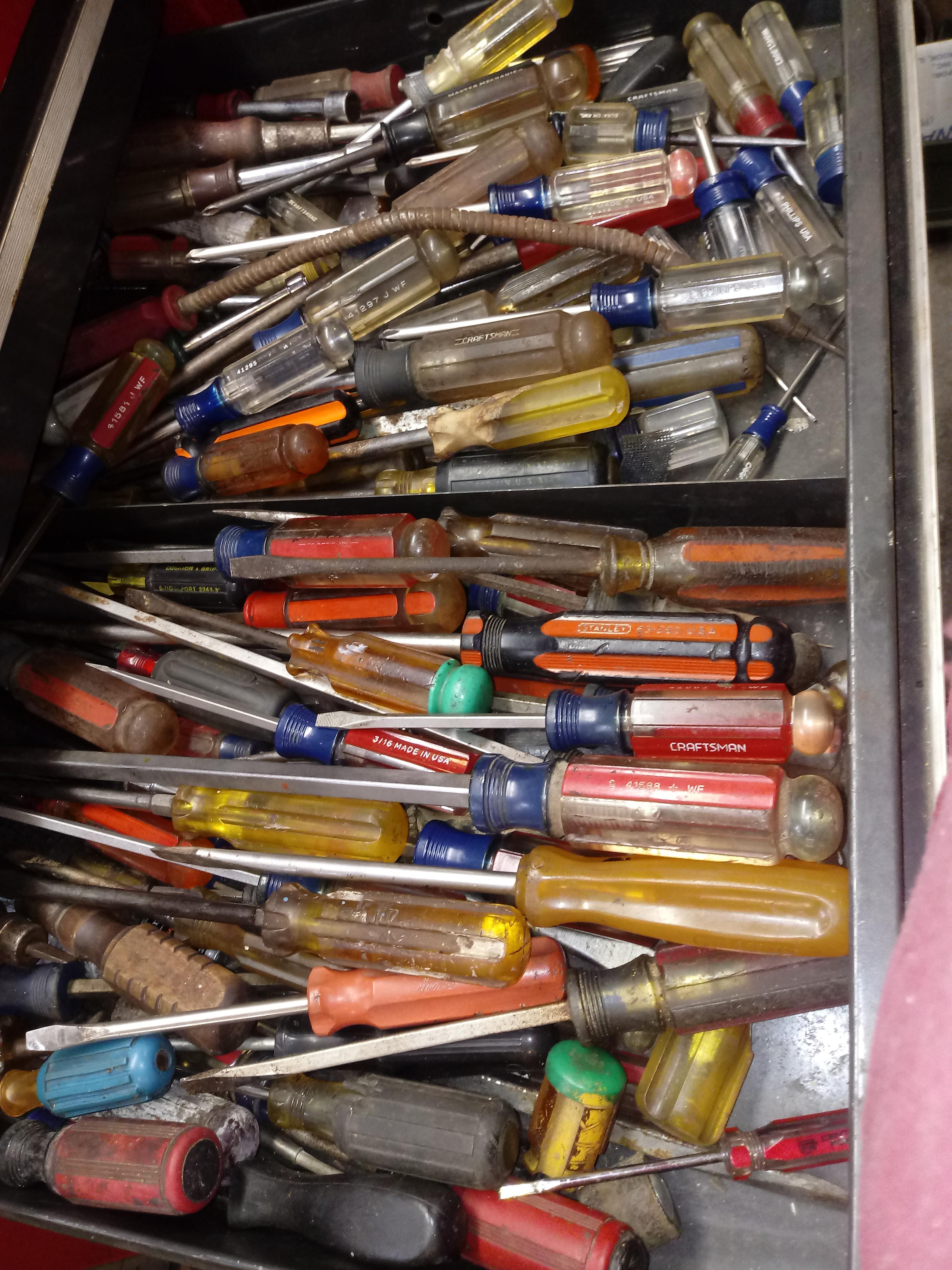 Hand me a screwdriver. | Scrolller