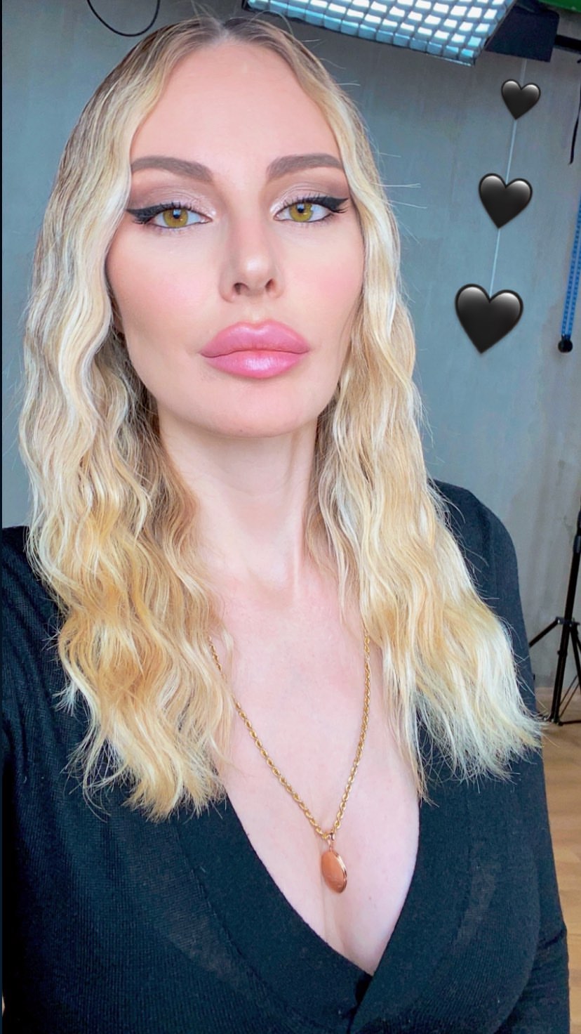 Hande Sarıoğlu | Scrolller