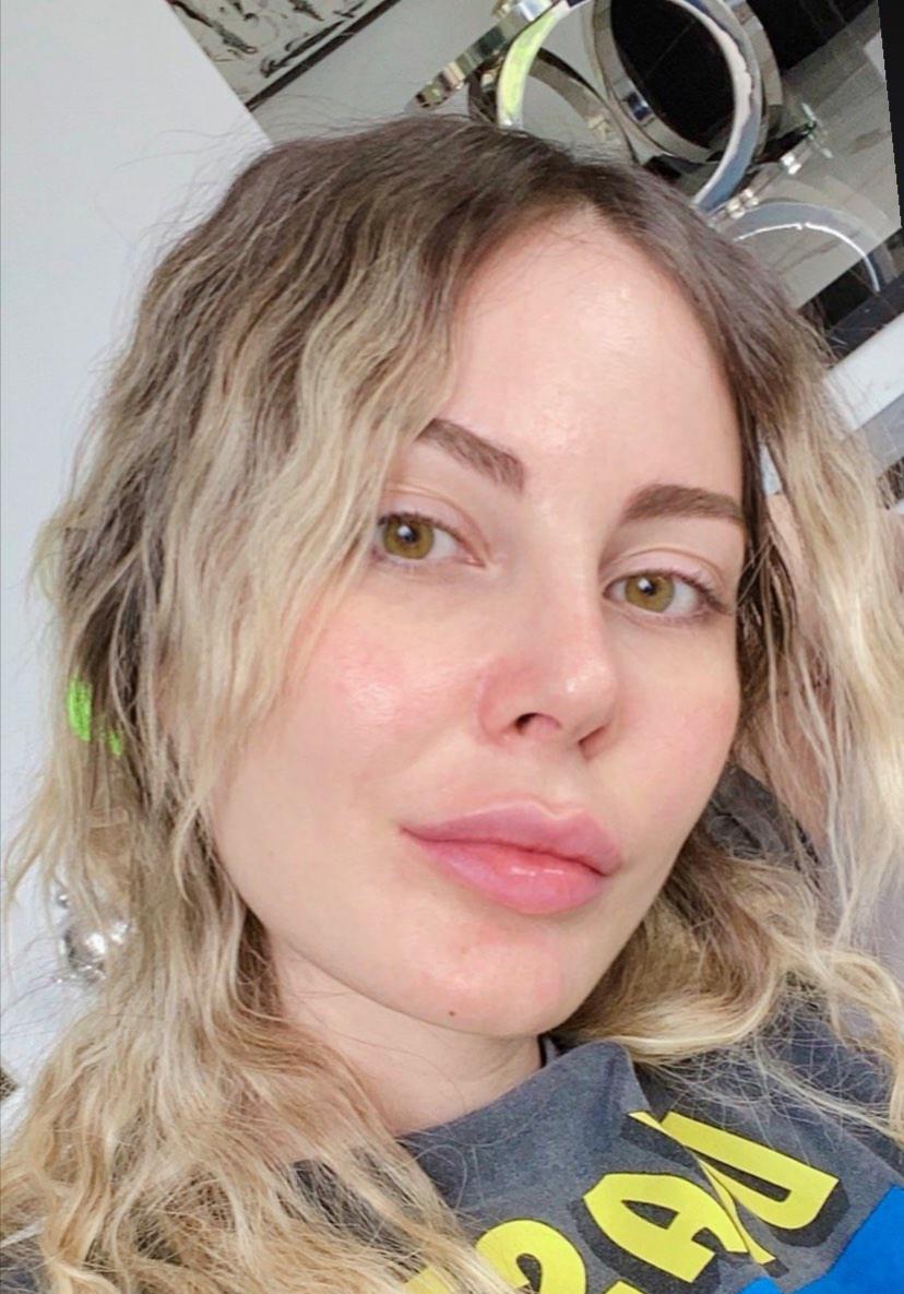 Hande Sarıoğlu | Scrolller