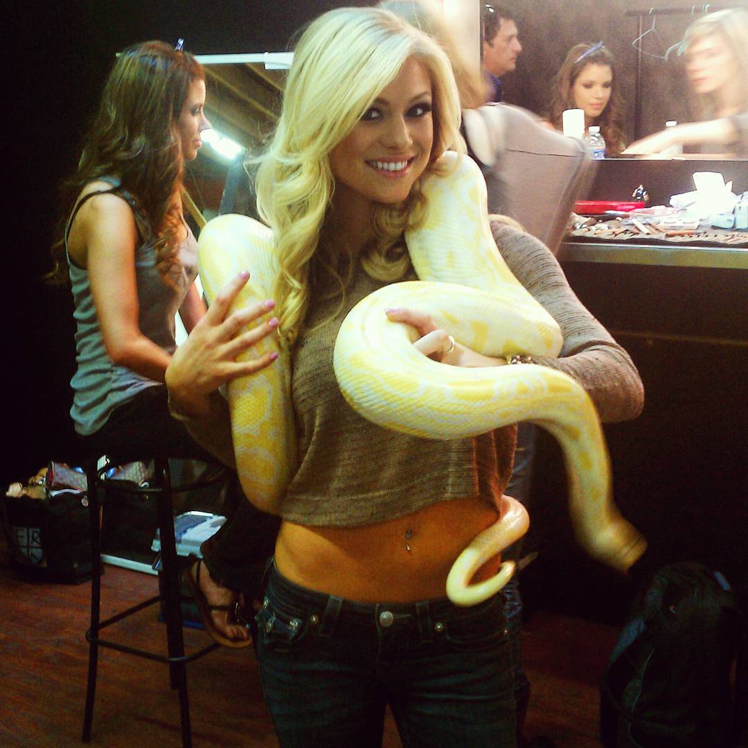 Handling a snake | Scrolller