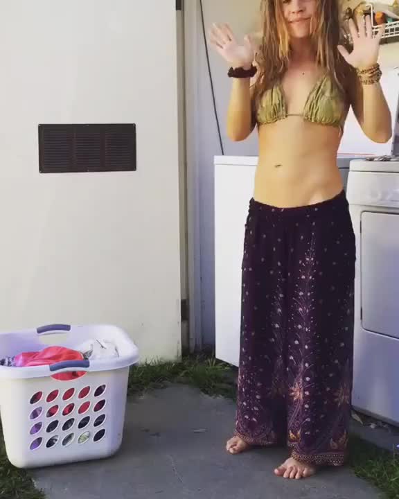 Handstand loading | Scrolller