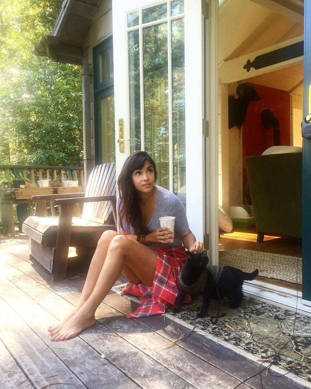 Hannah Simone | Scrolller