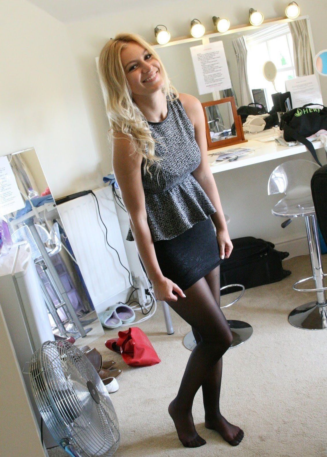 Happy Embarrassed Blonde Scrolller 4750