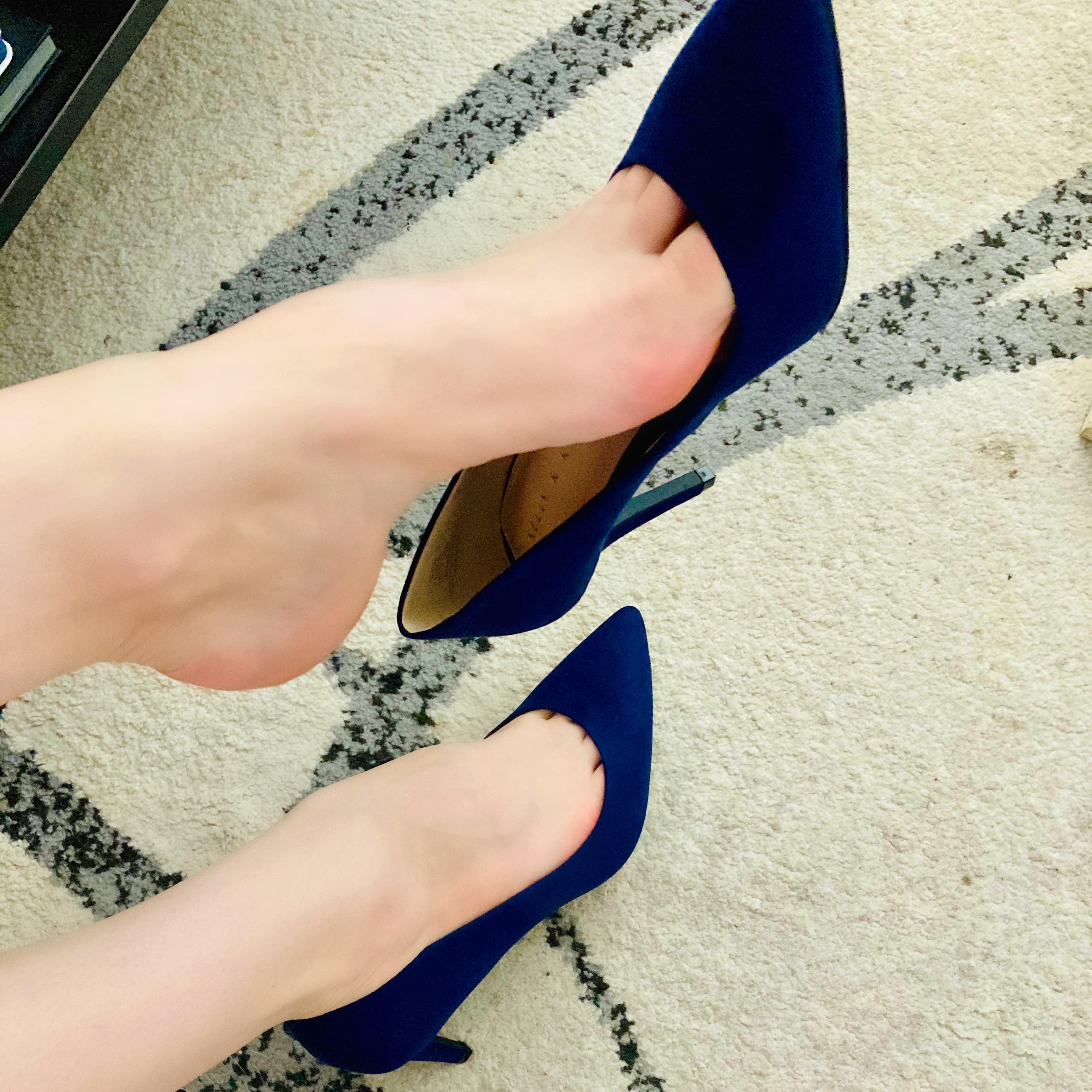 Happy Thursday! DMs welcome 💛 | Scrolller