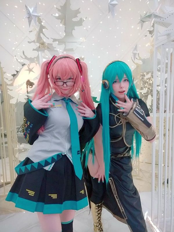 Hatsune Luka and Megurine Miku | Scrolller
