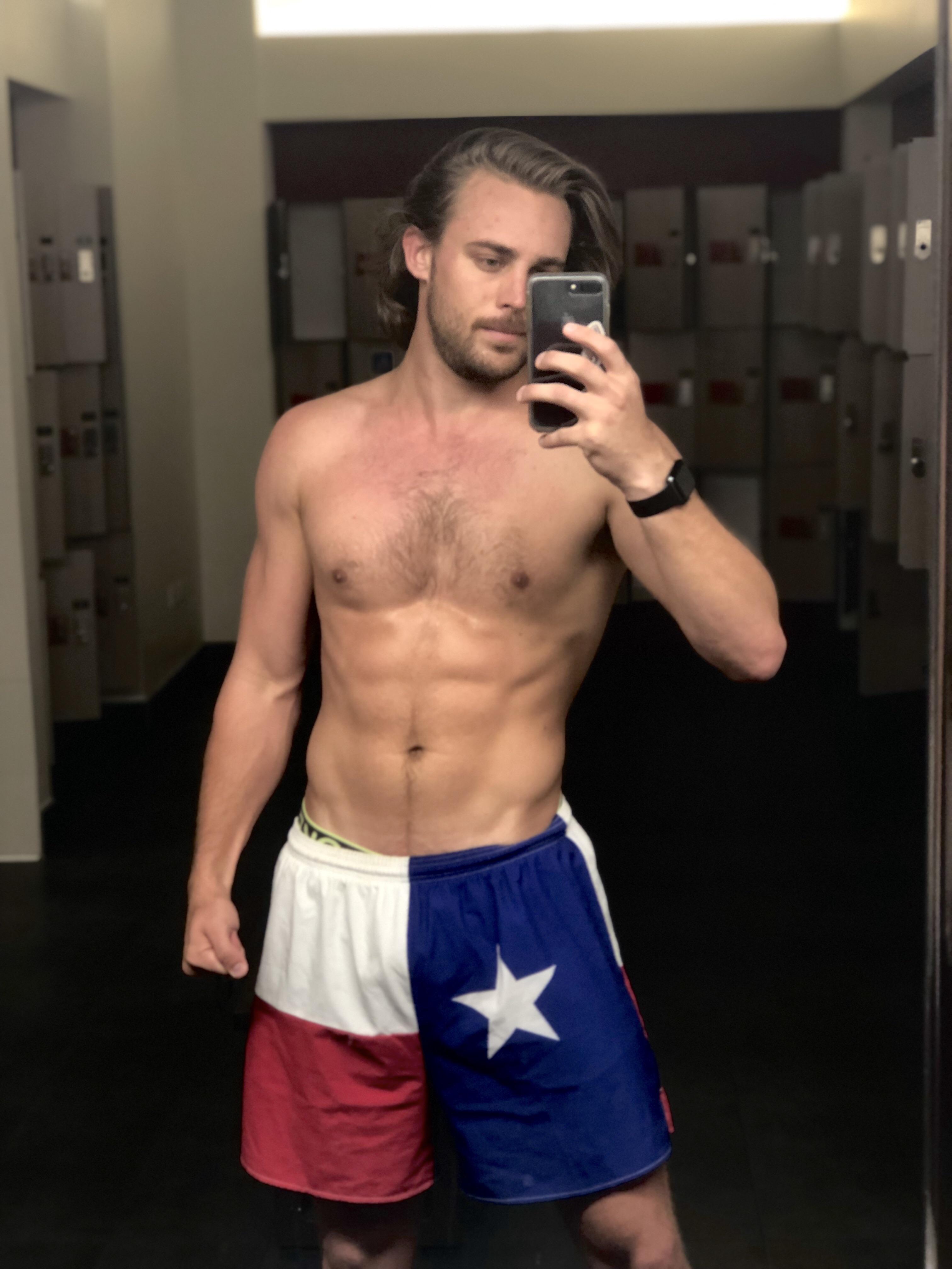 Haven’t taken a proper gym selfie in a while. It’s an old one but still hot | Scrolller