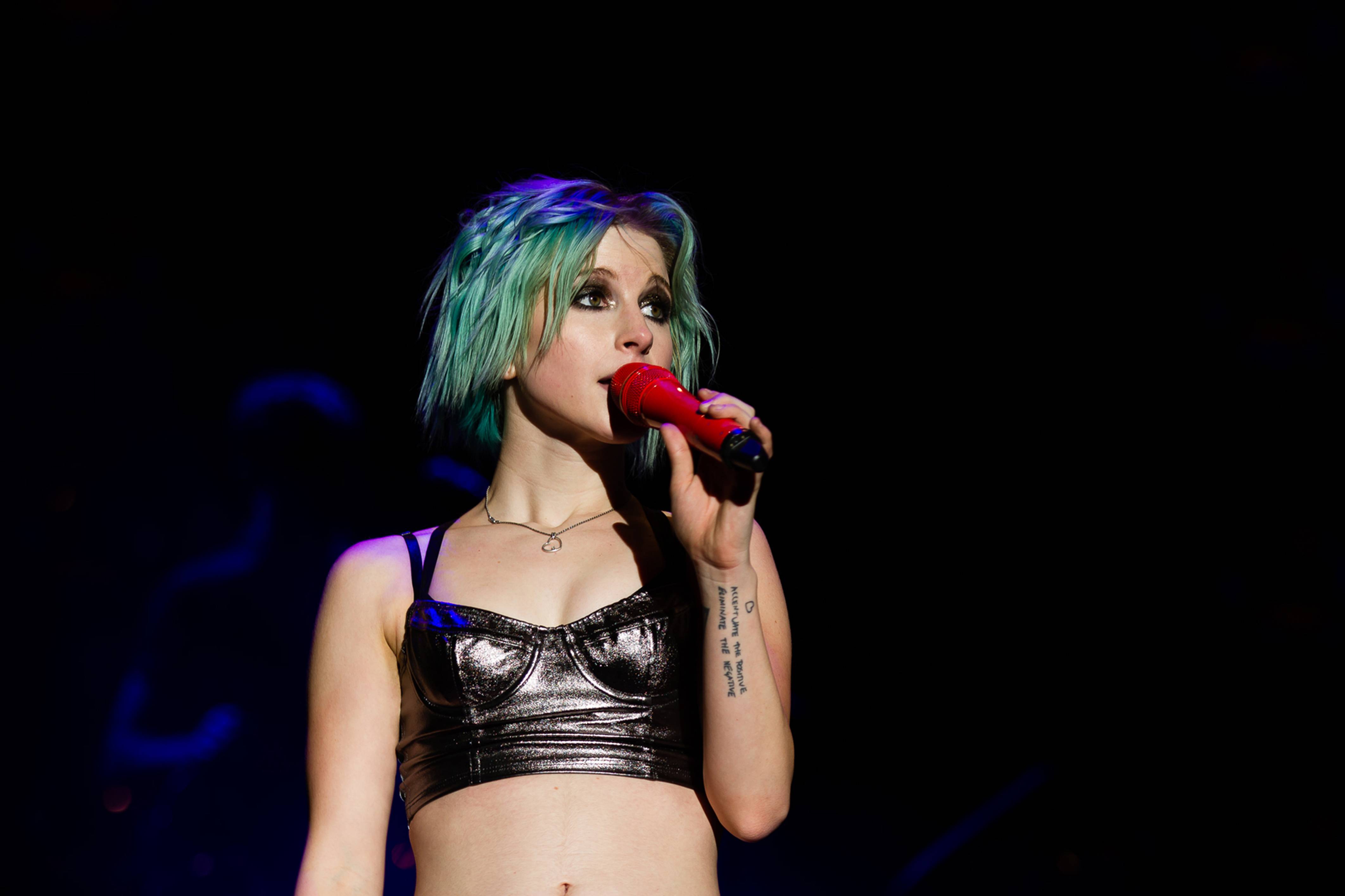 Hayley fuzzy-belly Williams | Scrolller