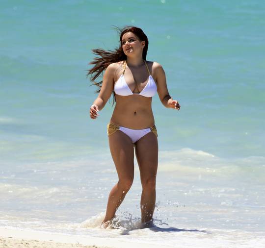 (HD) Ariel Winter Beach Candids [x19] | Scrolller