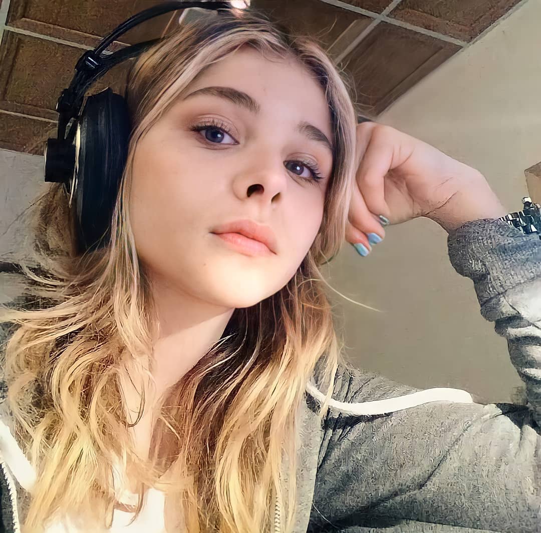 Headphones | Scrolller