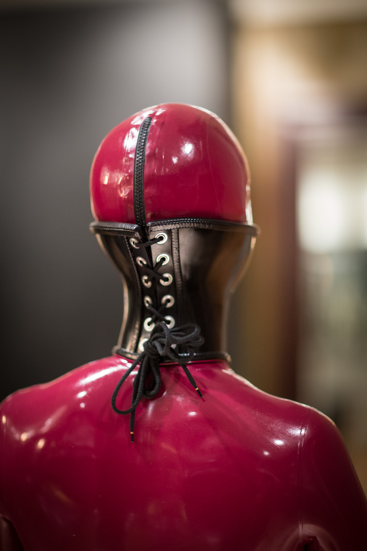Heavy rubber neck corset | Scrolller