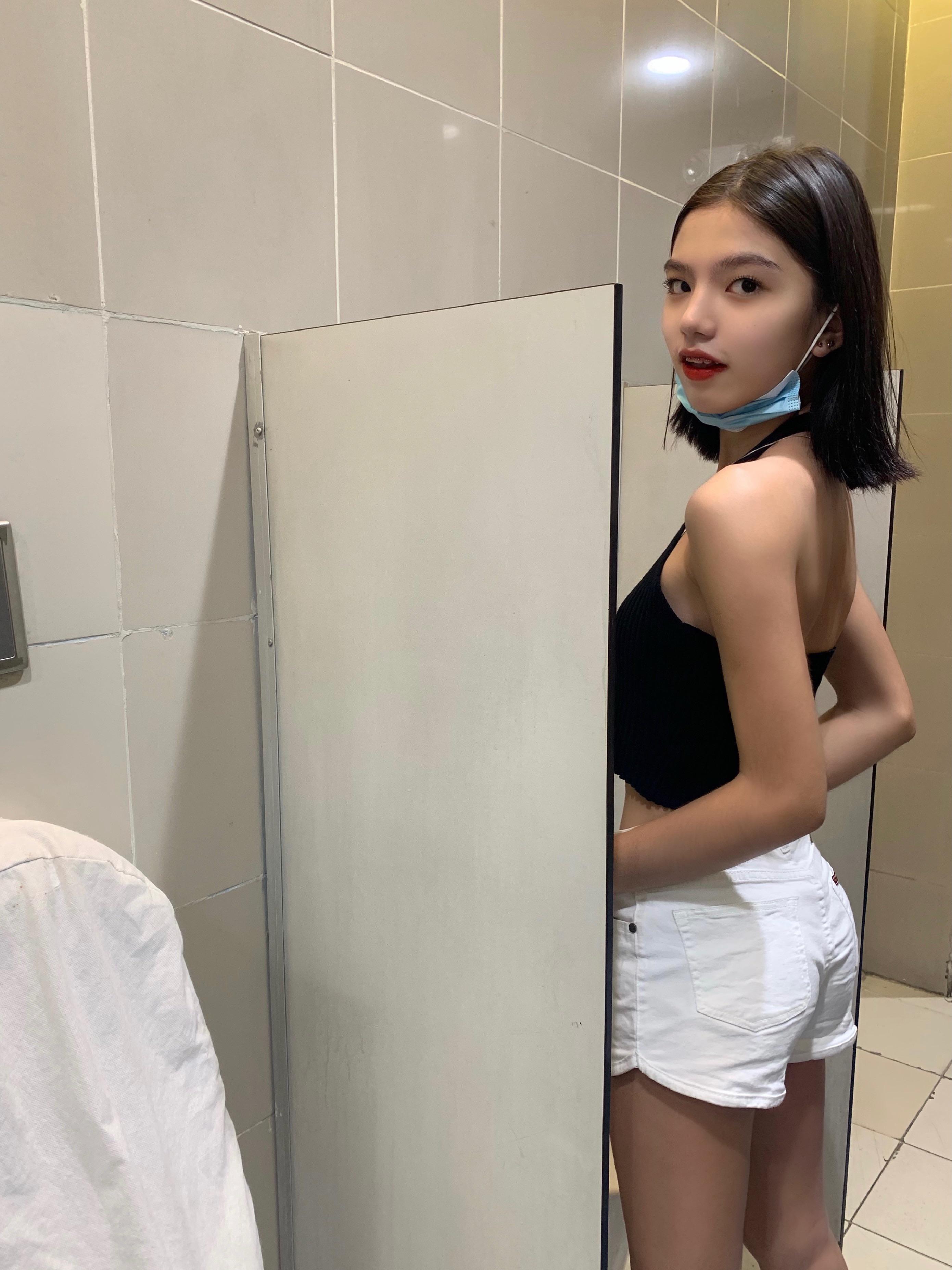 Hehe! Pissing in mens! | Scrolller