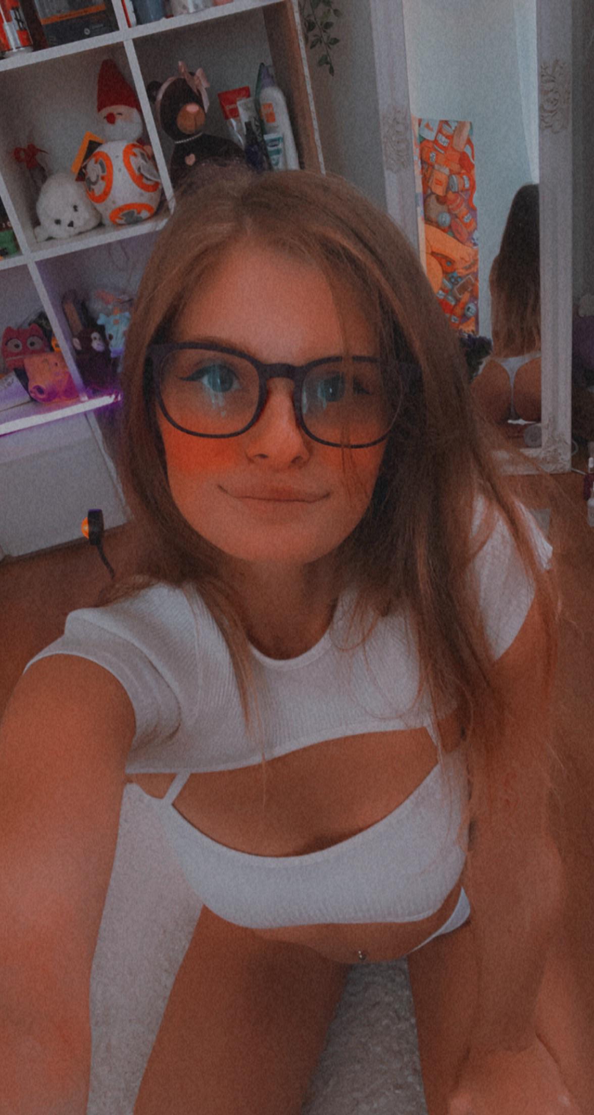 Hello 🍑 | Scrolller