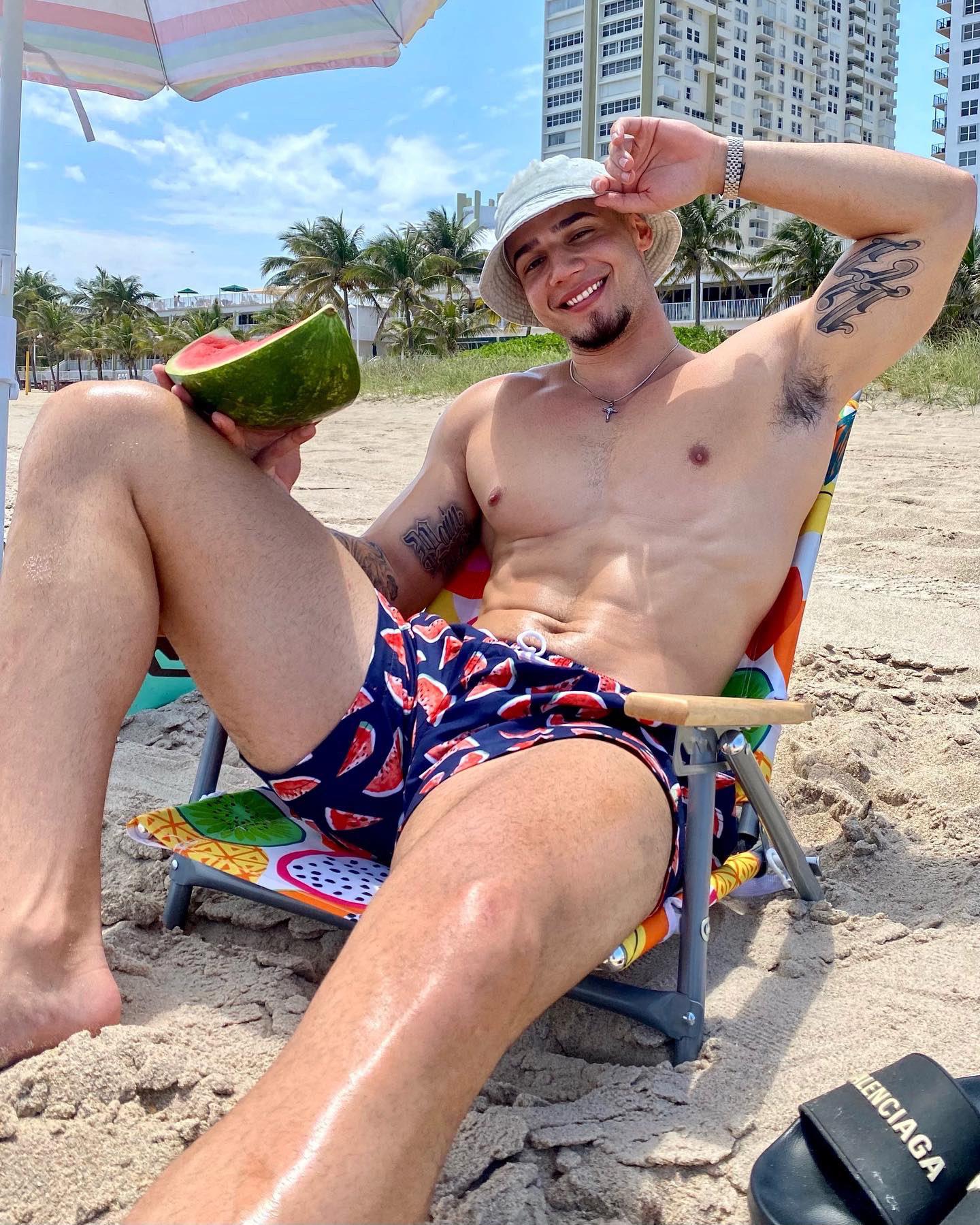 Hello guys | Scrolller