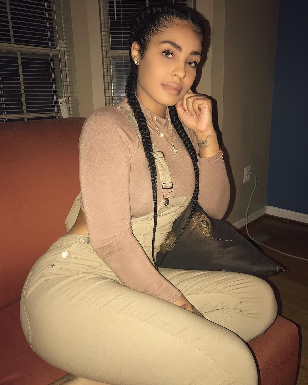 Hello I'm mistress Jessica I'm looking for slave to own f4m dm me on Kik mistressjessica70 ...